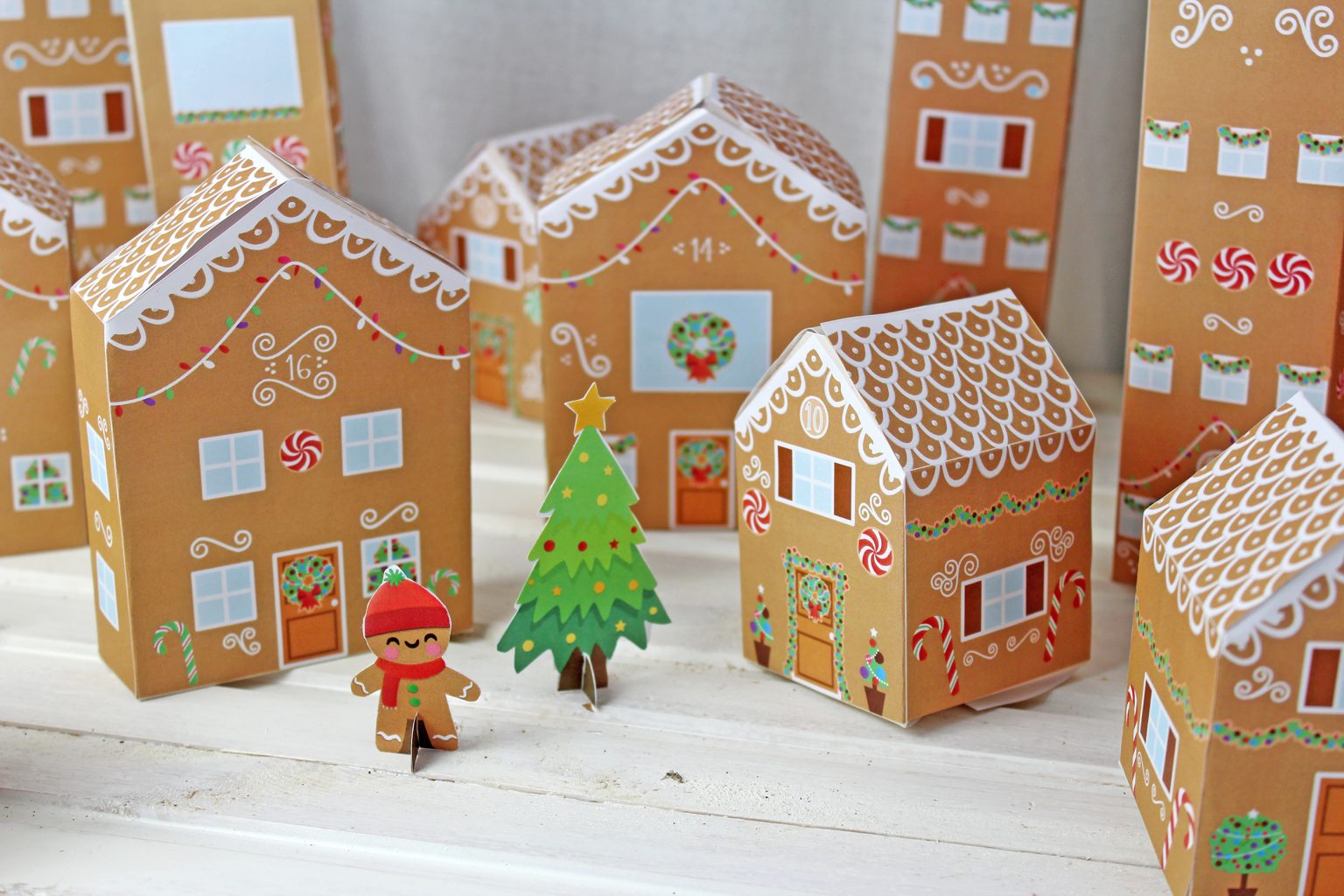Gör en egen Pepparkakshus Julkalender av Papper - Pyssla med Viktoria