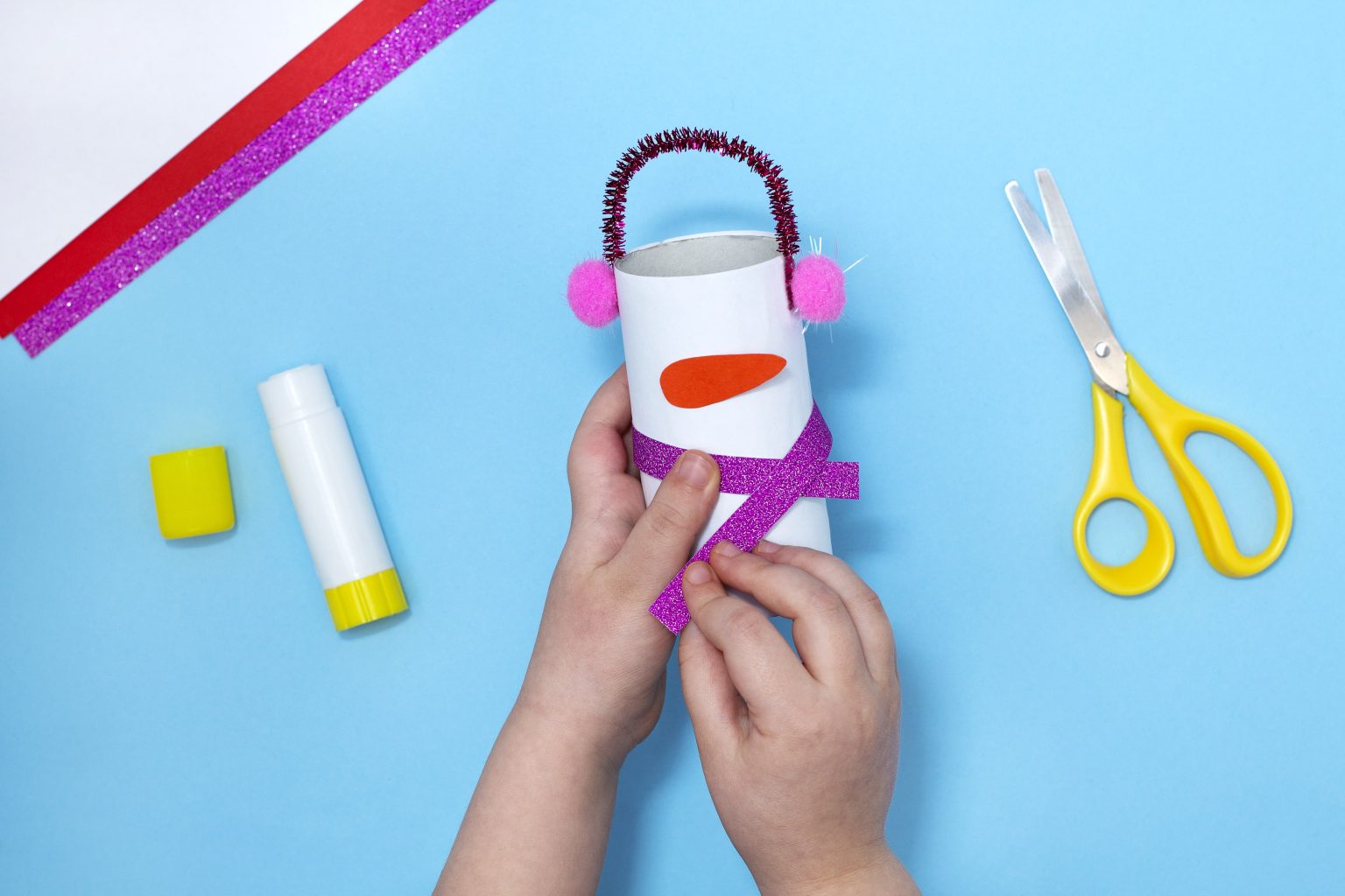 Pyssla en snögubbe av en toarulle - Pyssla med Viktoria